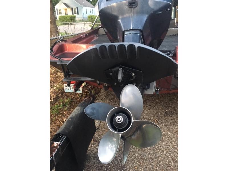 1990 Stratos 289FS powerboat for sale in Missouri
