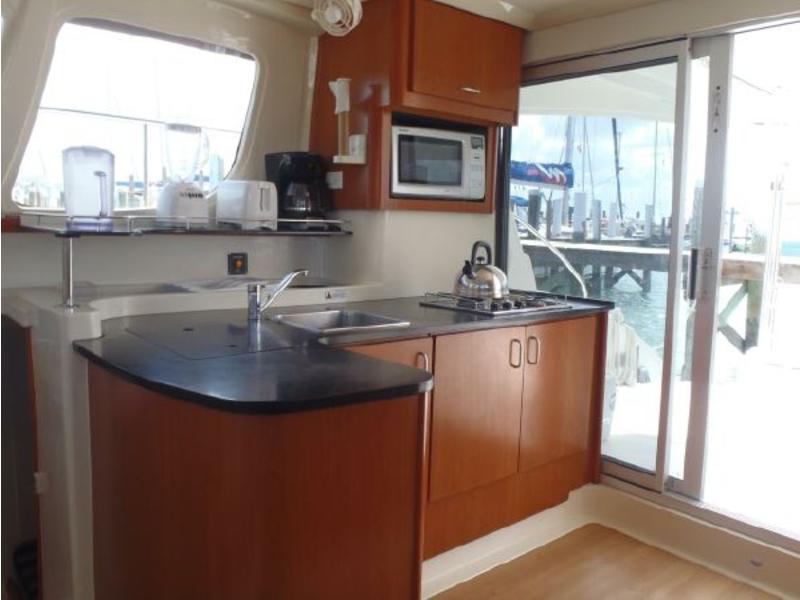 2009 Leopard 37 Power Cat powerboat for sale in